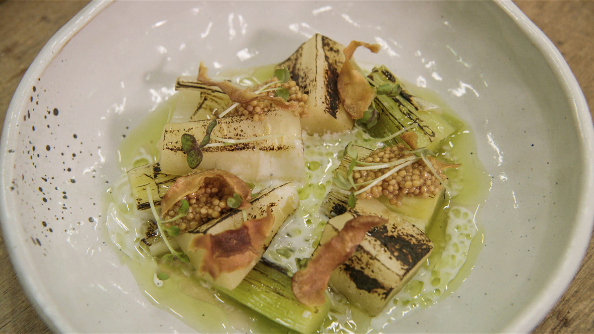 Vegetarisch recept: winterprei met pastinaakchips - HetkanWEL