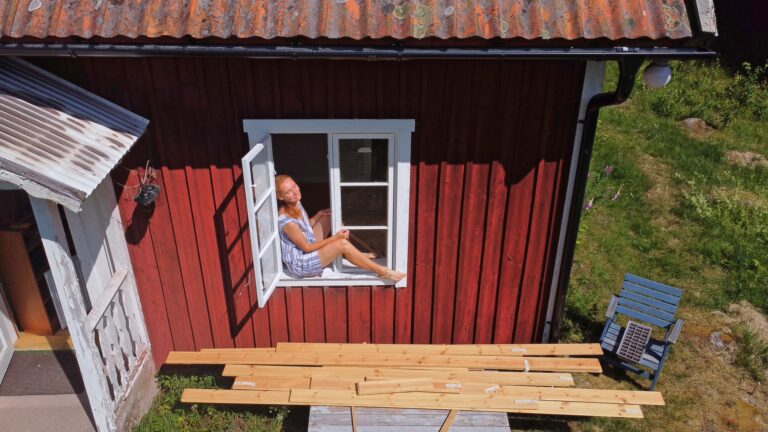 Rosie uit Noord-Holland verbouwt in haar eentje haar huis in Zweden