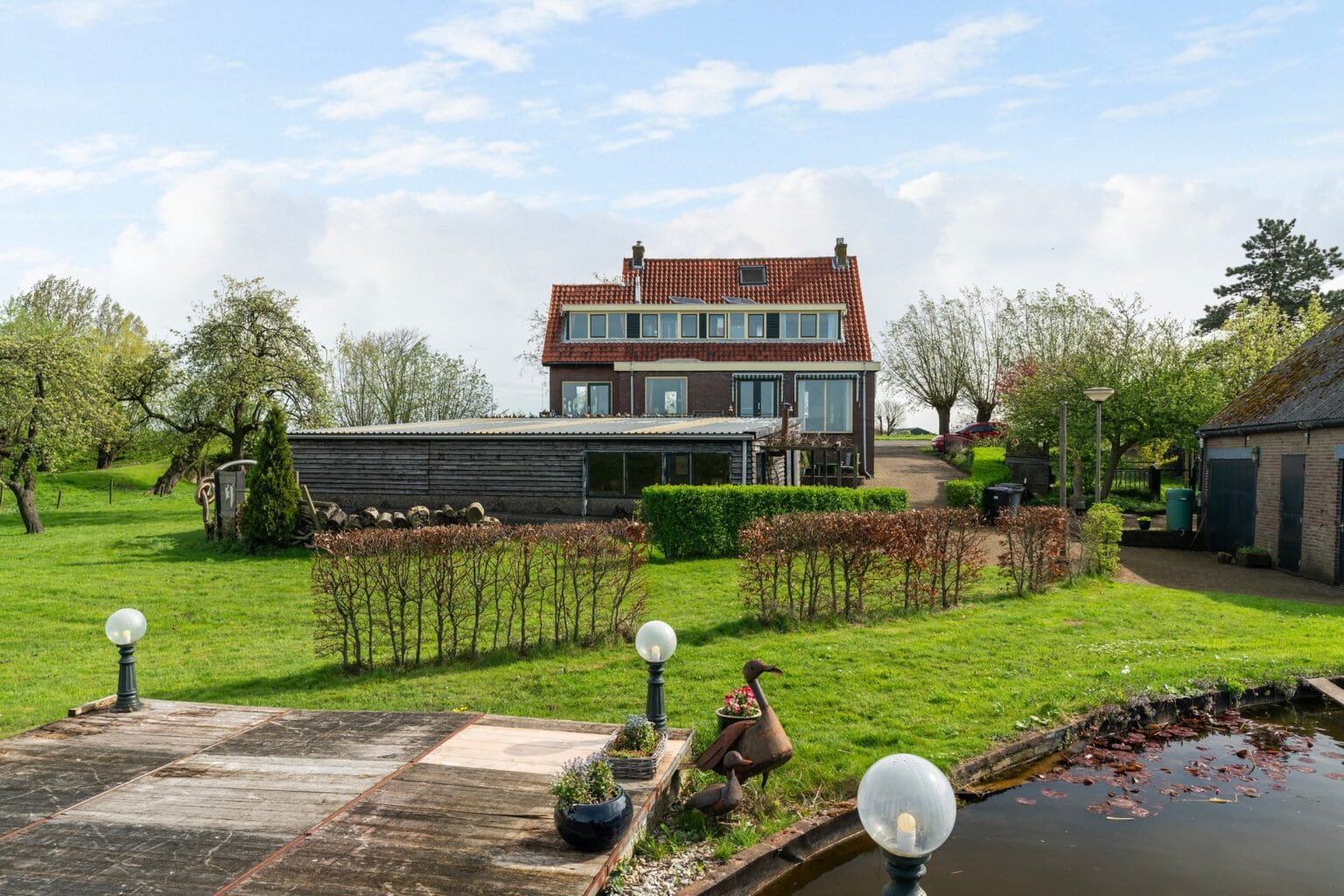 Een betaalbaar huis is superlastig te vinden. Emiel en zijn vriendin ...